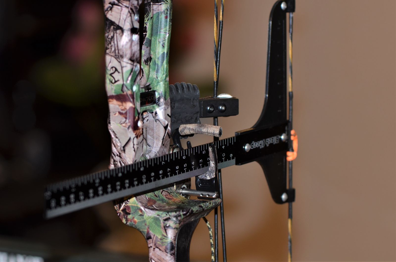 File:Bow square on bow to determine nocking point.jpg - Pijl en Boog